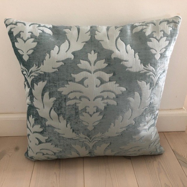 Pude i sart grøn velour med motiv. - Designpuder - Lisbeth Lange Design