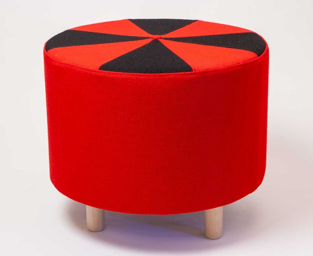 Puf- skammel- i en frisk farvesammensætning i Kvadratstoffet Hallingdal ...