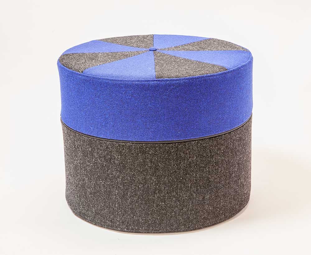 Puf lavet i lækkert, slidstærkt møbelstof fra Kvadrat. Puffen vejer ...